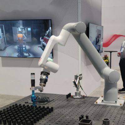 Choosing Between Robots and Cobots for Robotic Welding | MetalForming ...